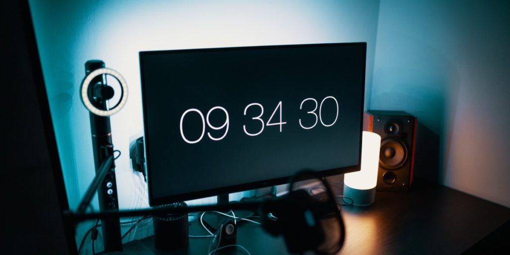 How to fix lines on a monitor screen on Windows 10