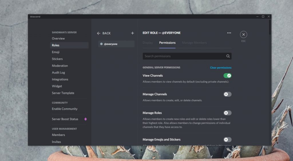 How to make a Discord server private or public