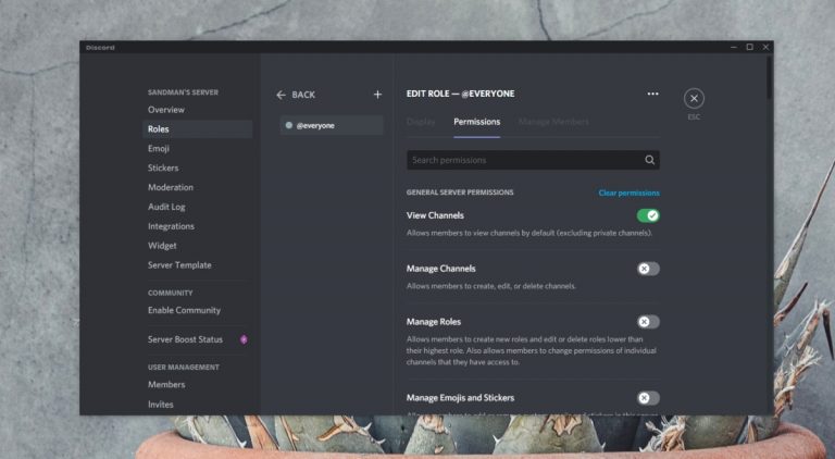 How to make a Discord server private or public
